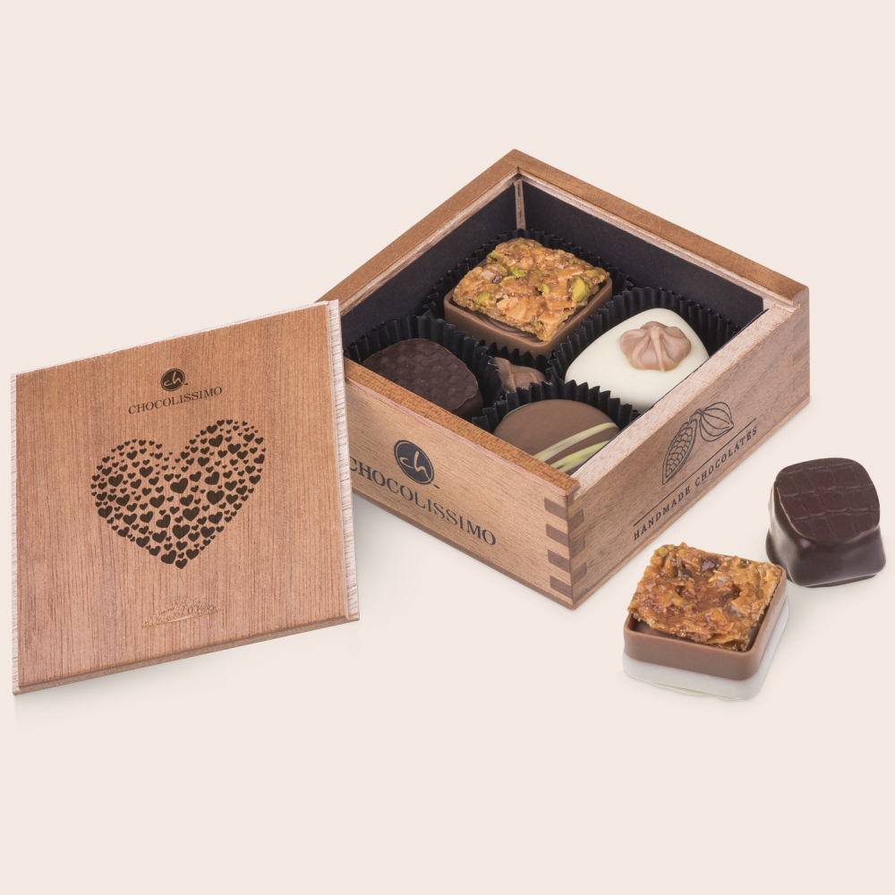 4 Pralinen in gravierbarem Holzkästchen | online kaufen - Chocolissimo